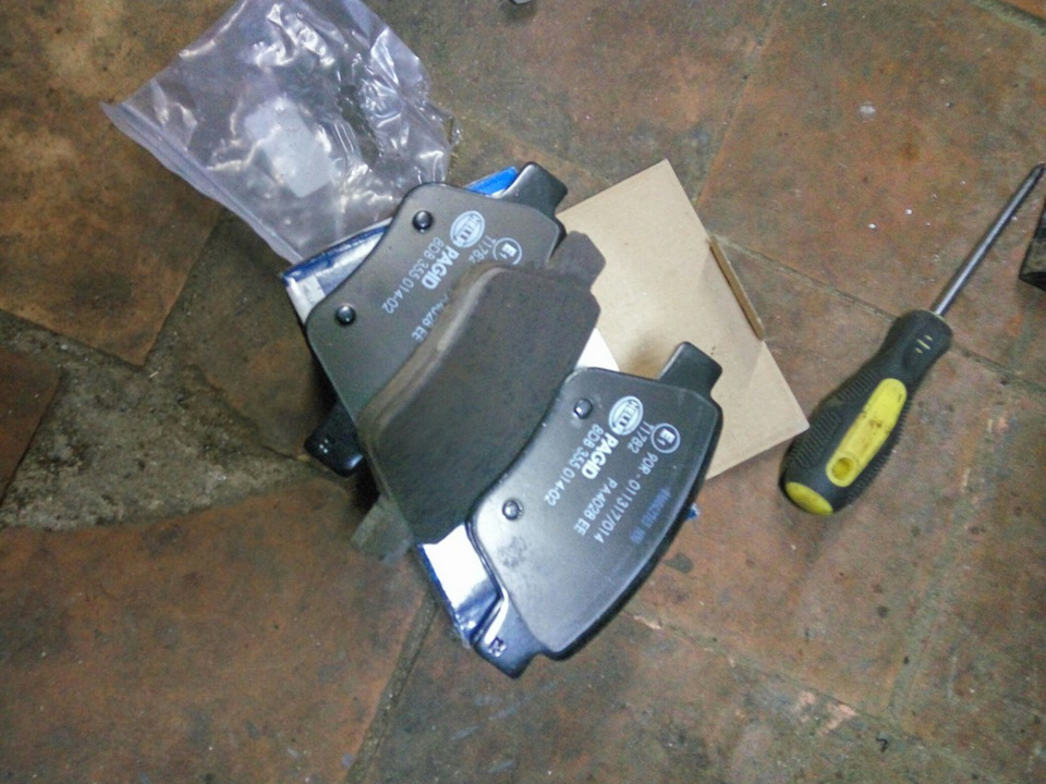 Замена задних колодок — Skoda Octavia A5 Mk2, 1,4 л, 2011 года ...