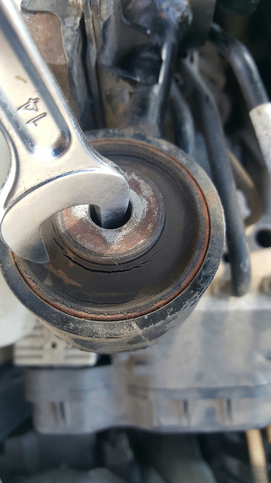 Замена верхней подушки двигателя. — Toyota Camry (XV40), 2,4 л, 2007 ...