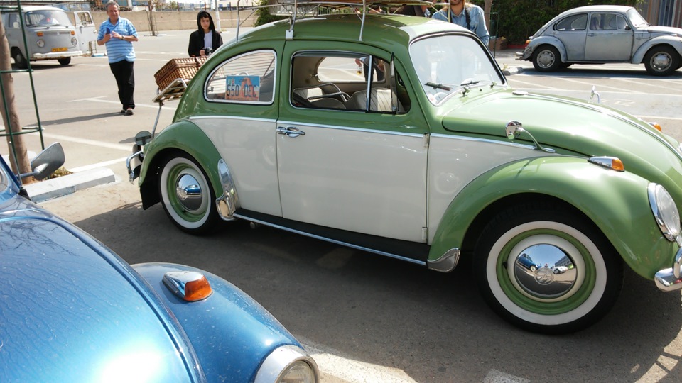 Шикарно отреставрированный VW Beetle. 2015 VW old timers event (3) — Toyota Corolla (160), 1,6 л ...