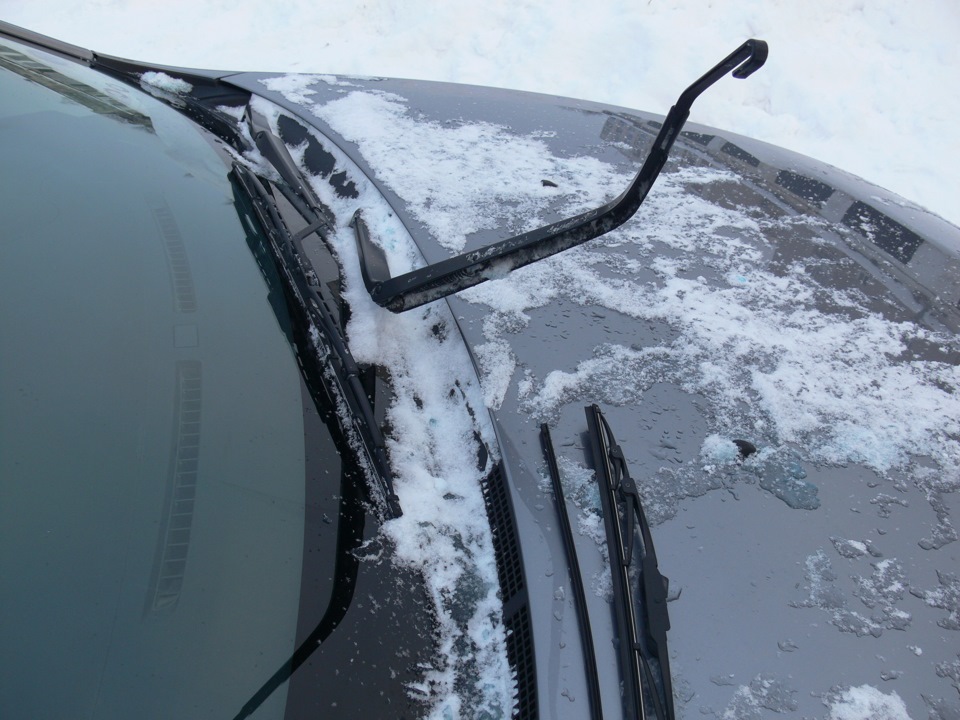 Замена резинки стеклоочистителя — Mitsubishi Lancer X, 1,6 л, 2012 года ...