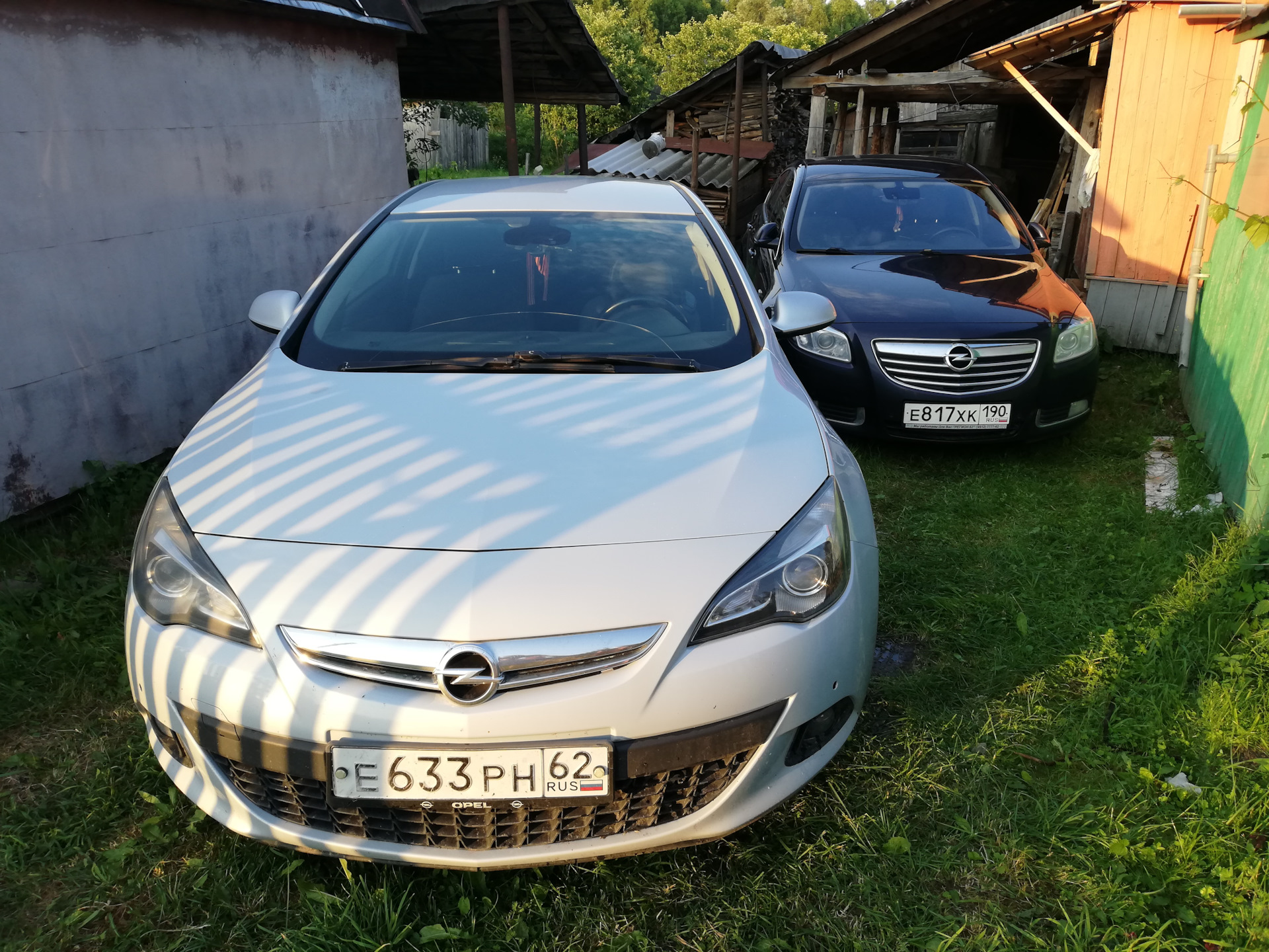 Синяя с белым в одном загоне — Opel Insignia Hatchback, 1,6 л, 2013 ...