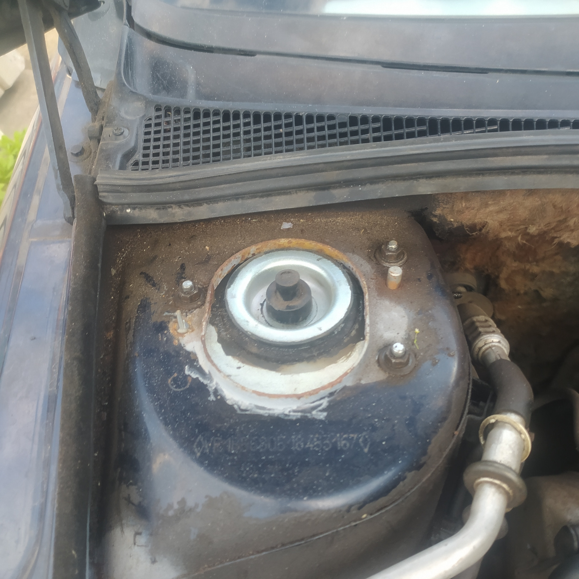 Передние опоры амортизаторов — Renault Laguna I, 1,6 л, 1998 года ...