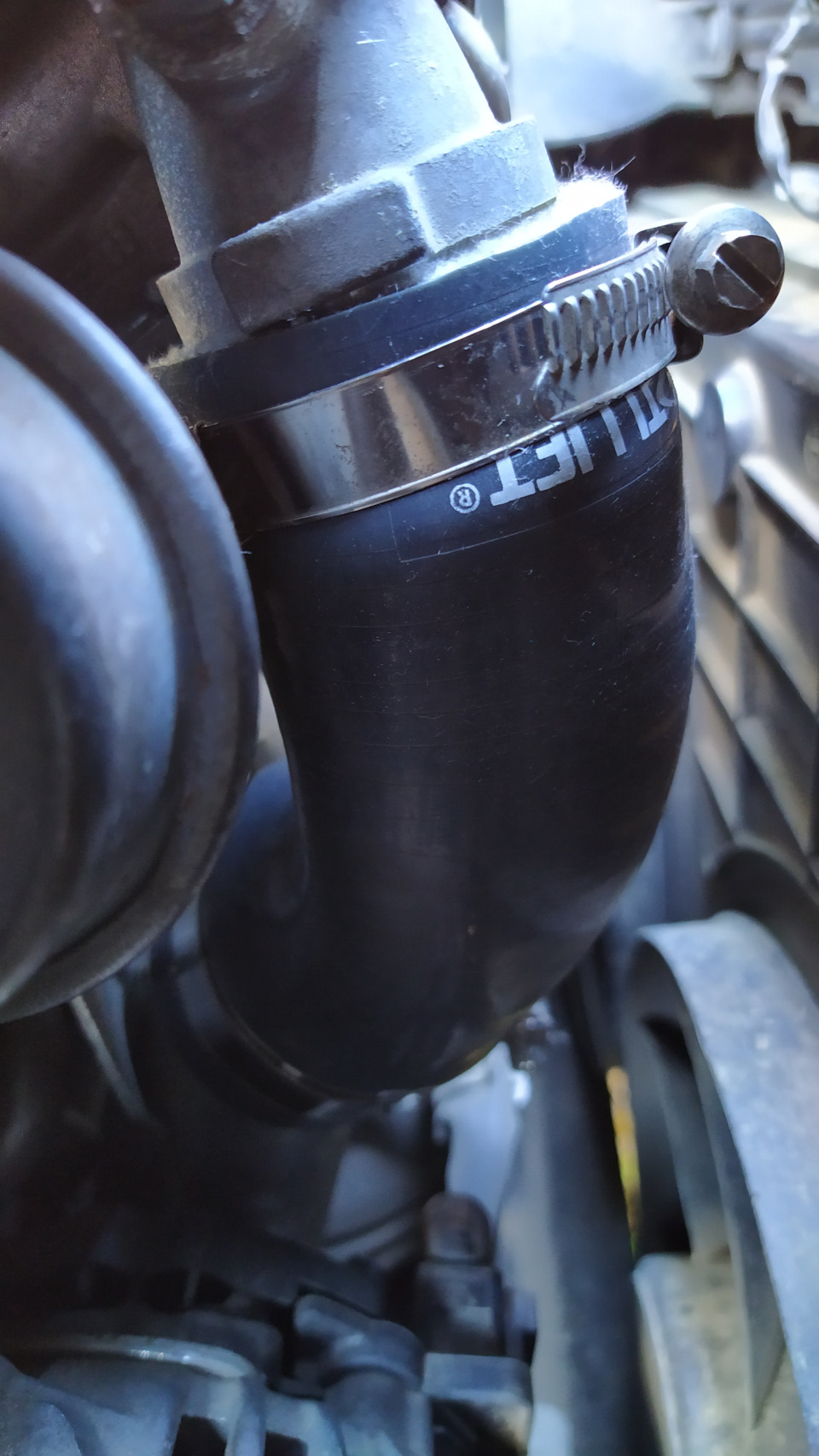 Устал патрубок выходящий с турбины — Skoda Fabia RS Mk2, 1,4 л, 2013 ...