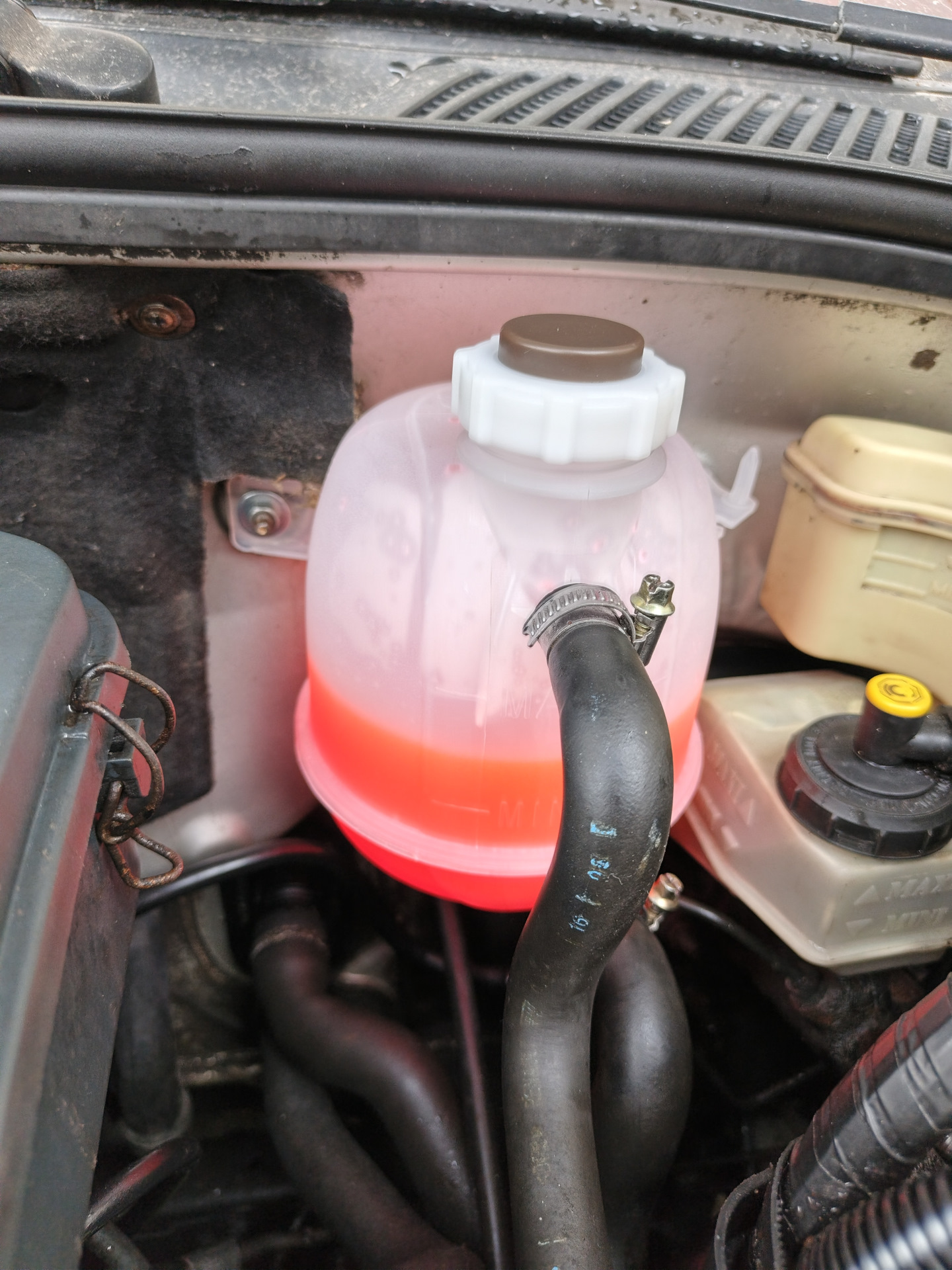 3)"Замена охлаждающей жидкости и расширительного бачка" — Renault ...