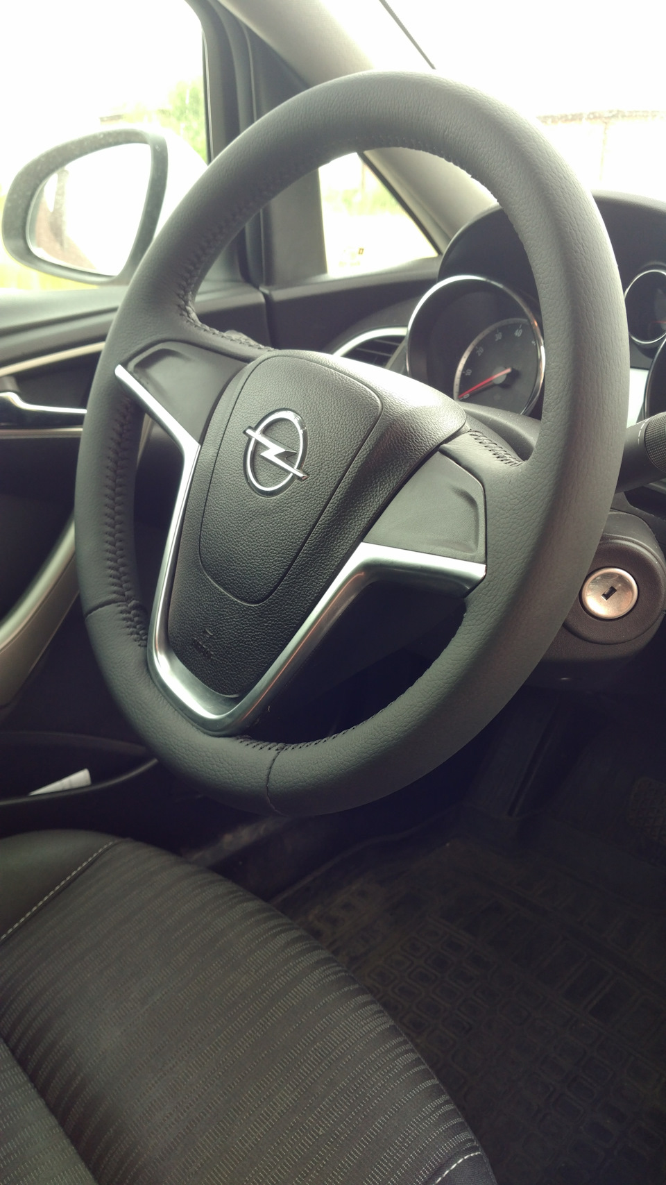 Обшил руль и рычаг КПП — Opel Astra J, 1,4 л, 2011 года | визит на ...