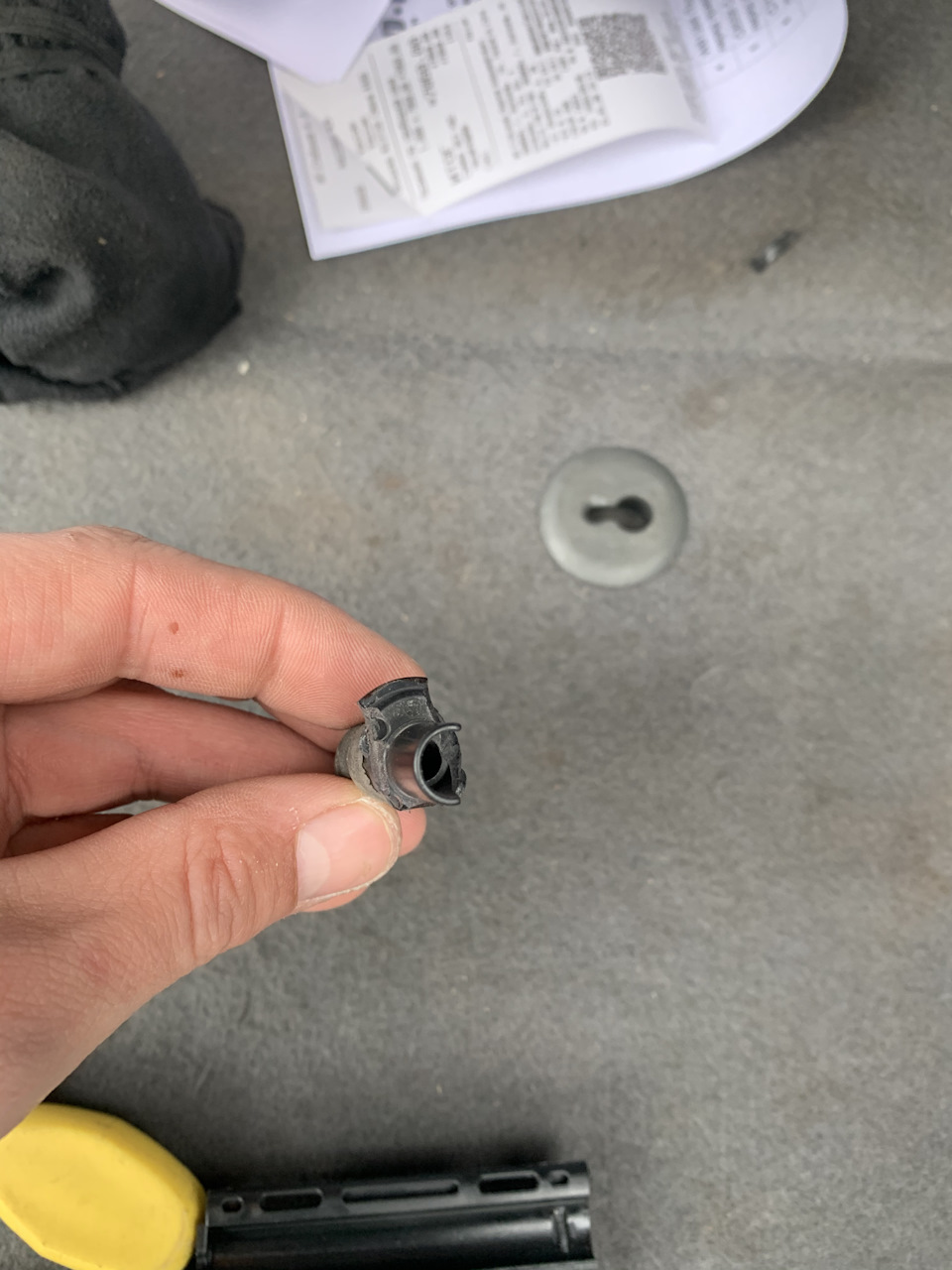 Замена резиновой втулки замка лючка бензобака — BMW 5 series (E39), 2,5 ...