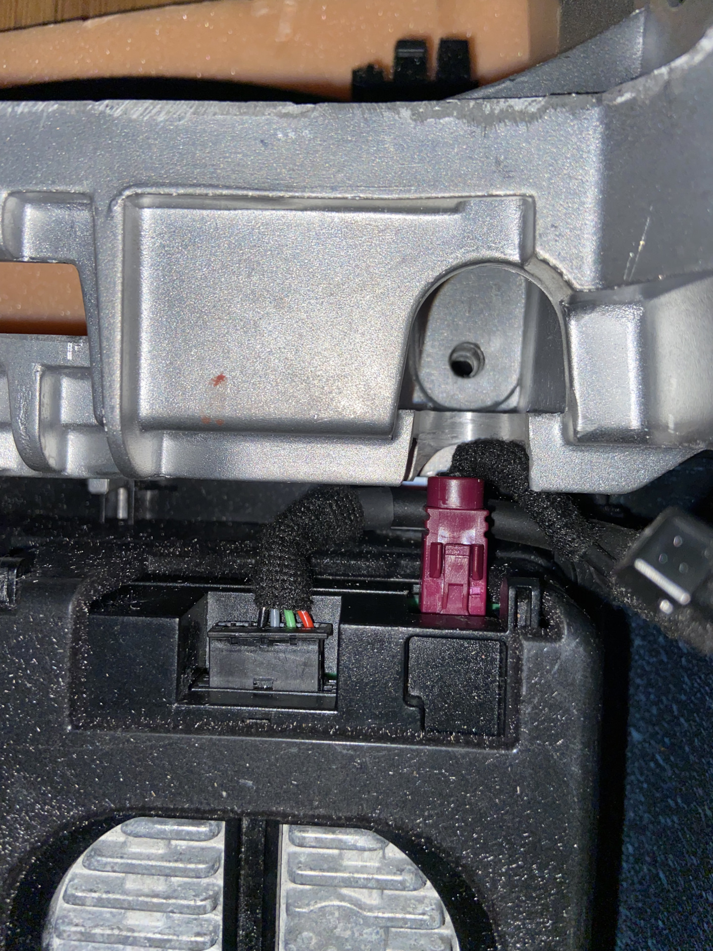 Установка беспроводной зарядки QI — Audi Allroad (C7), 3 л, 2016 года ...