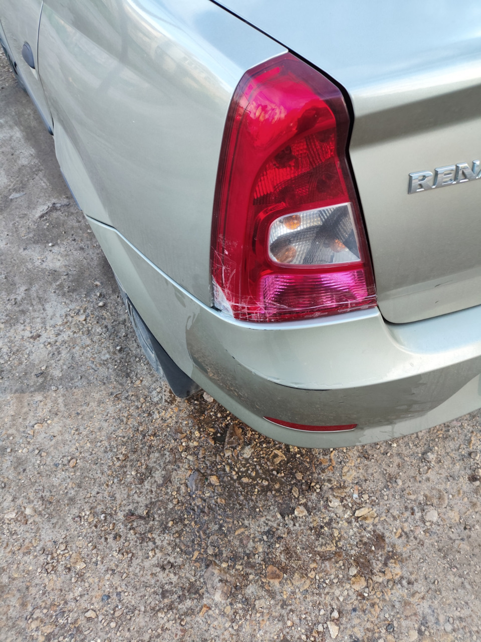 Небольшое ДТП — Renault Logan (1G), 1,6 л, 2011 года | ДТП | DRIVE2