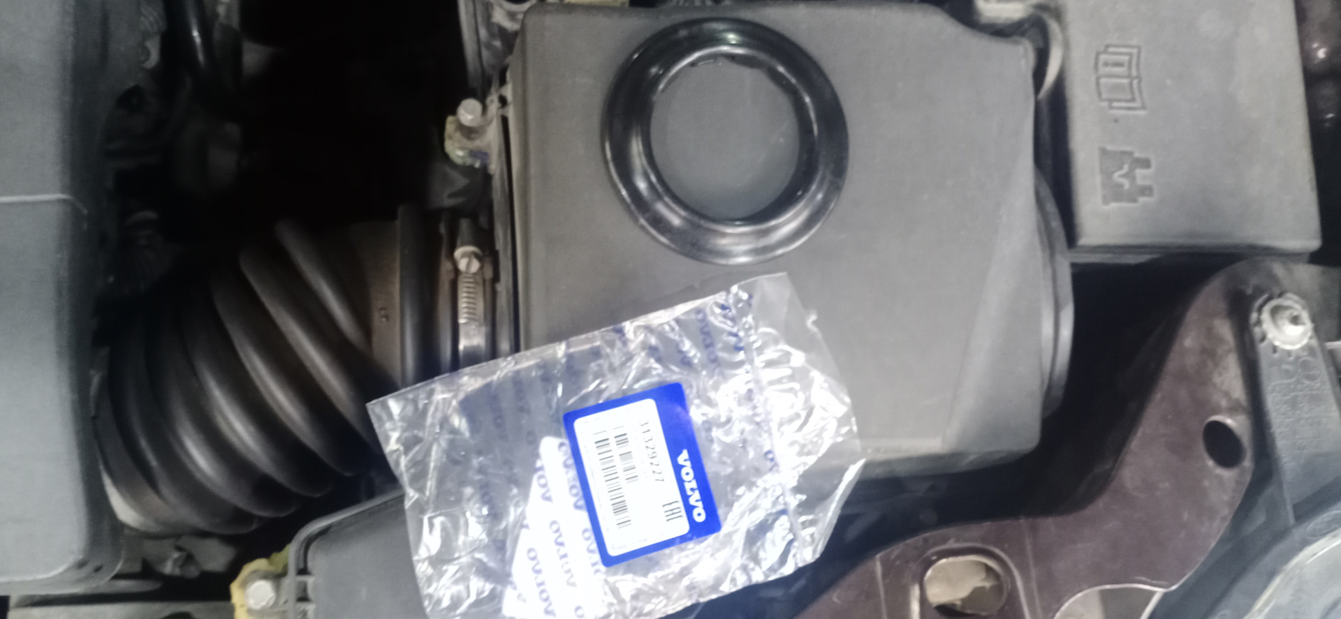Новый пыльник левой ступицы от Volvo — Ford Focus Sedan II, 1,8 л, 2010 ...