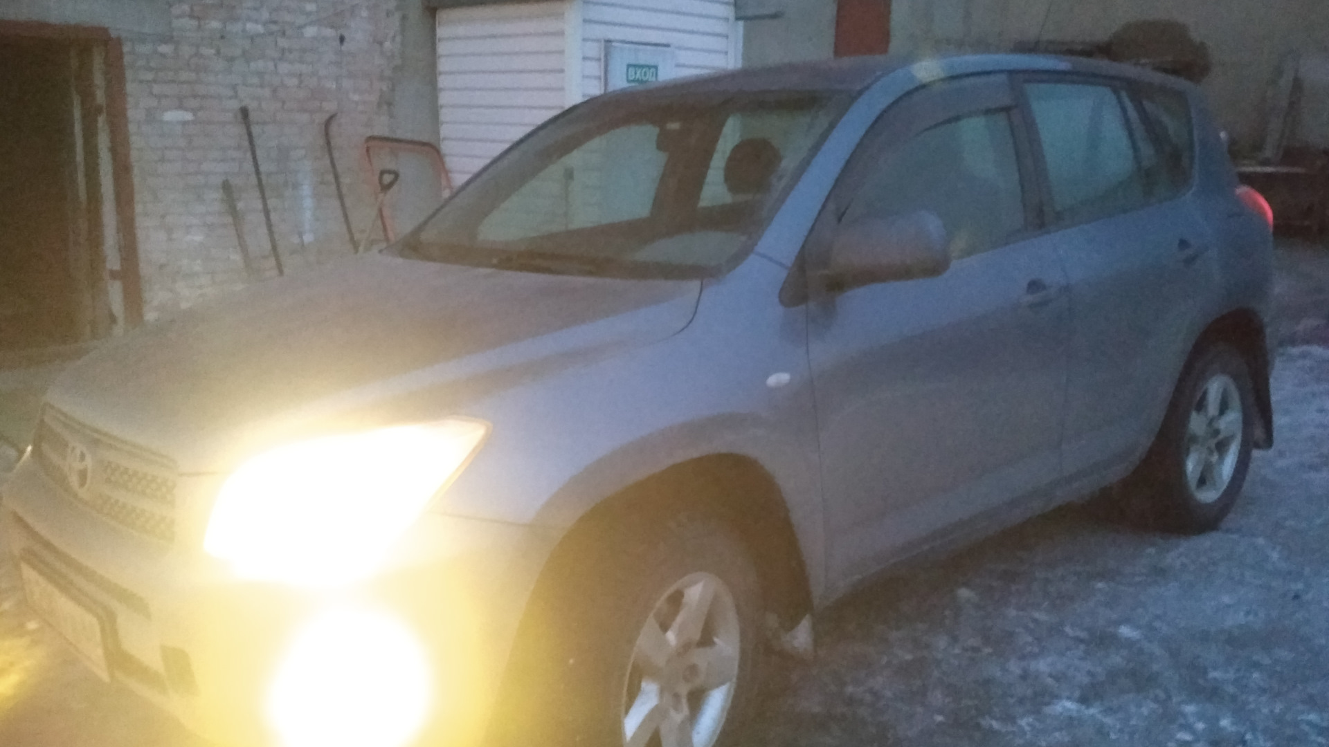 Toyota RAV4 (III) 2.0 бензиновый 2006 | цвет 8R3 на DRIVE2