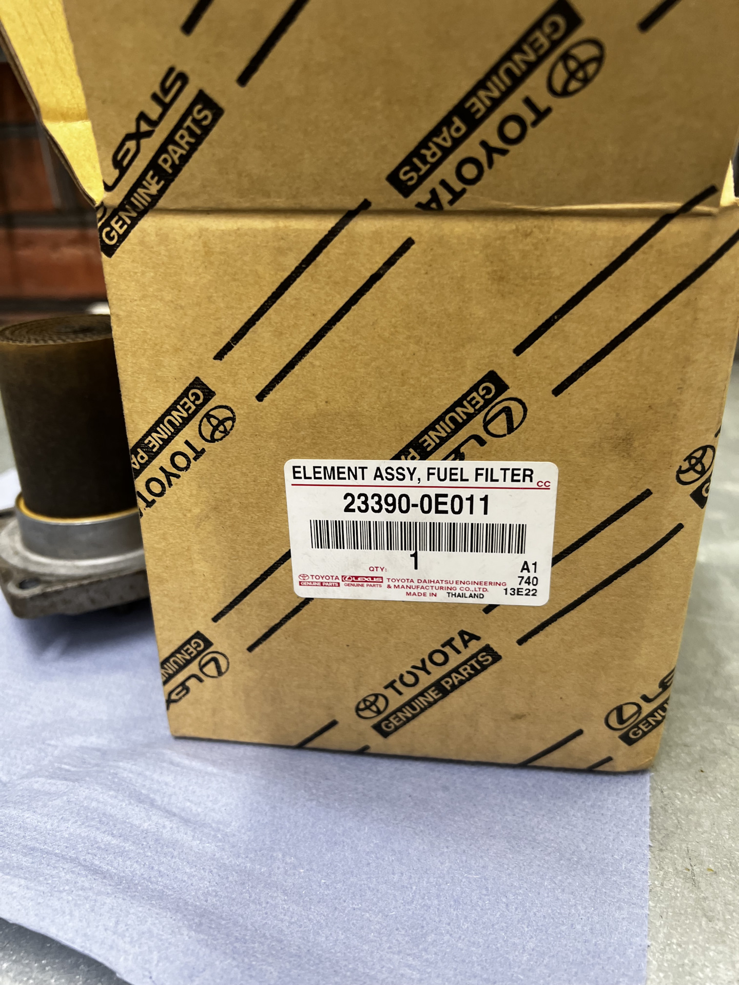 Замена топливного фильтра 23390-0E011 — Toyota Hilux (8G), 2,8 л, 2017 ...