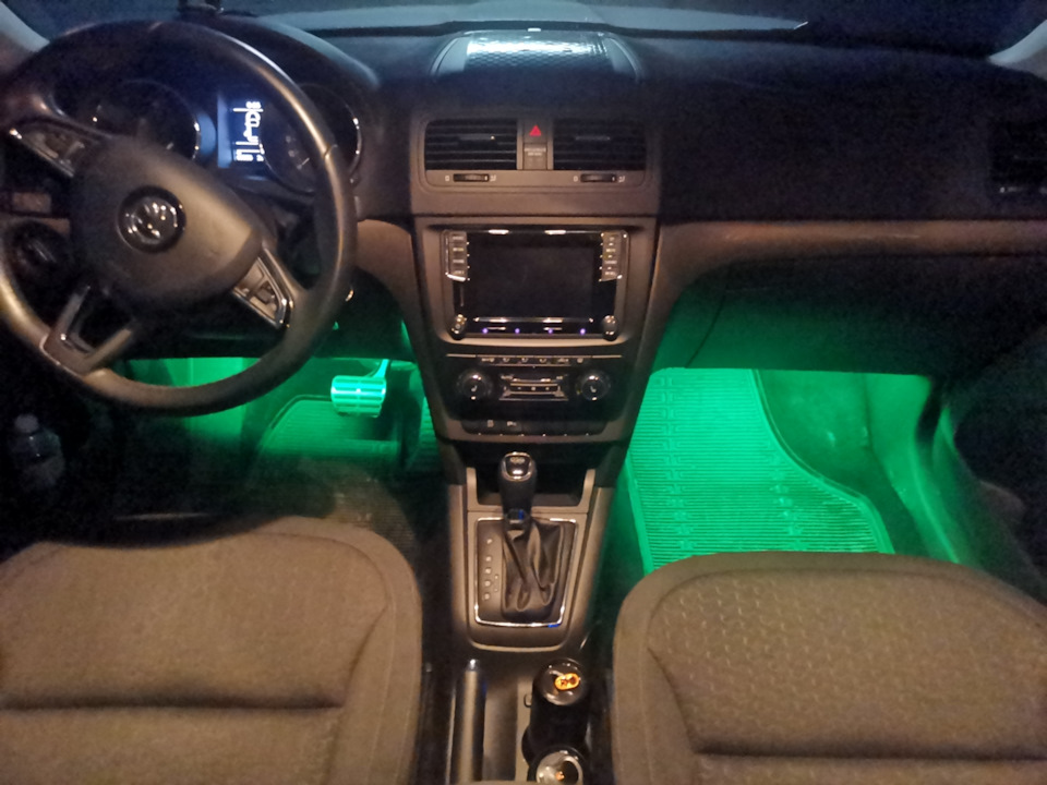Подсветка зоны ног Али — Skoda Yeti, 1,4 л, 2015 года | аксессуары | DRIVE2