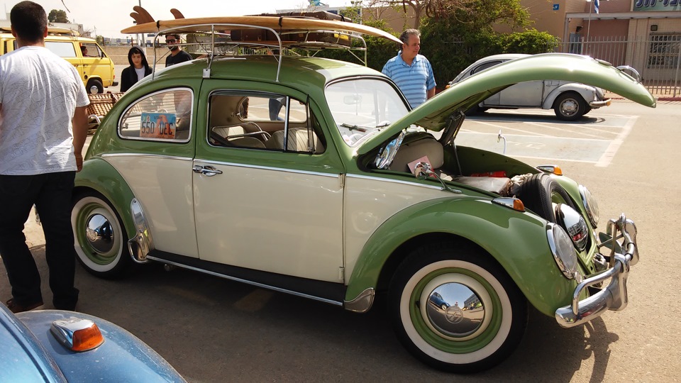 Шикарно отреставрированный VW Beetle. 2015 VW old timers event (3) — Toyota Corolla (160), 1,6 л ...
