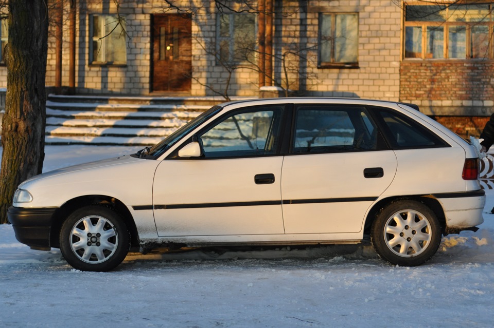 Убирать ли боковые пластиковые деколи при перекраски авто? — Opel Astra F, 1,6 л, 1997 года ...