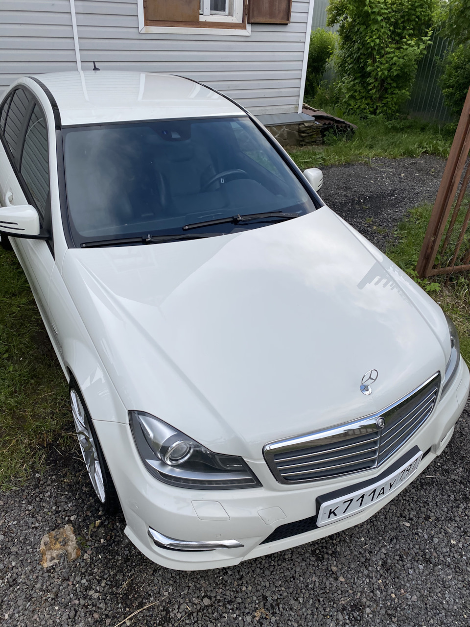Новая решётка и значок на капот. — Mercedes-Benz C-class (W204), 1,8 л ...