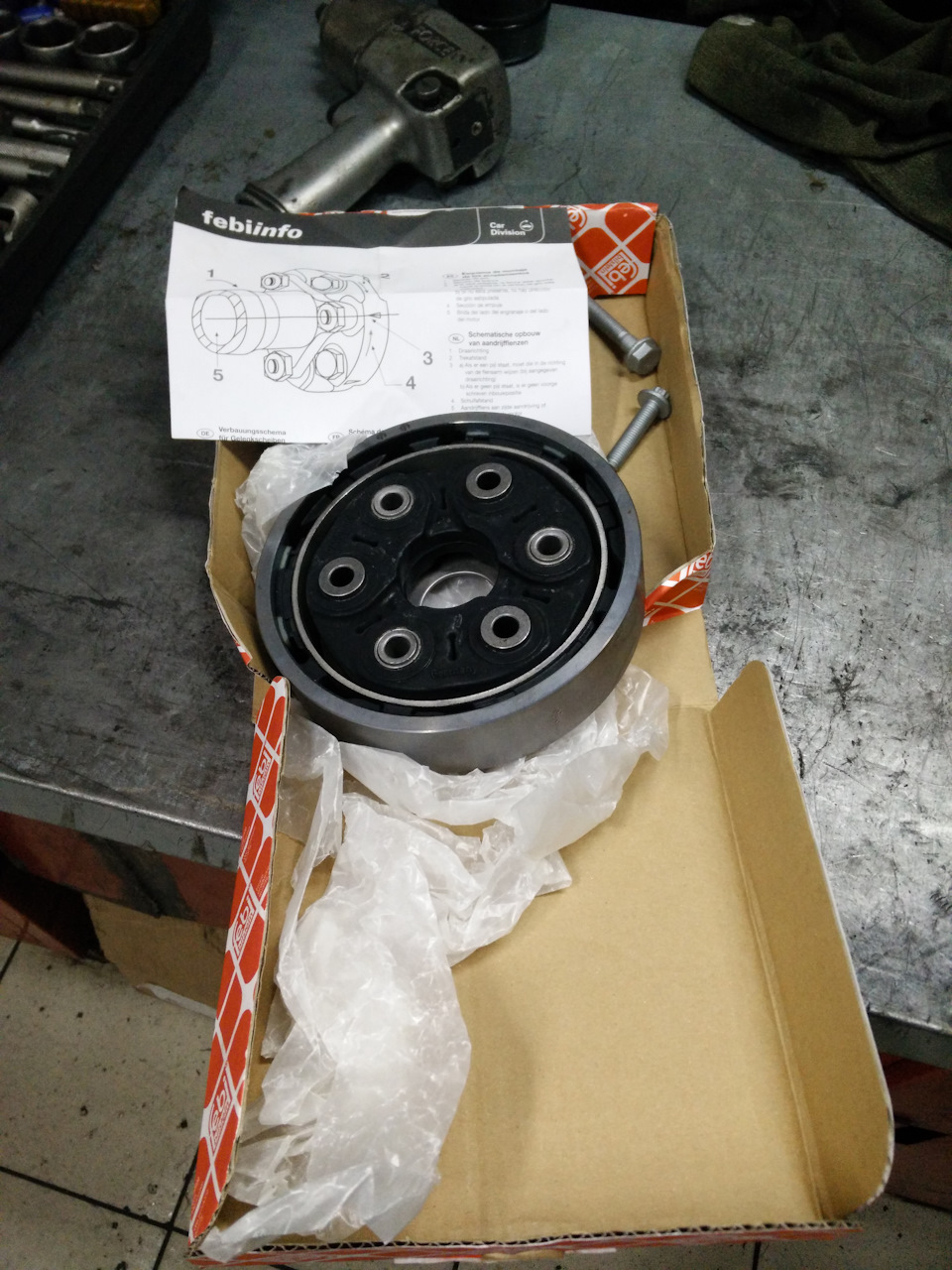 19. Замена заднего демпфера карданного вала. — Skoda Yeti, 1,8 л, 2012 ...