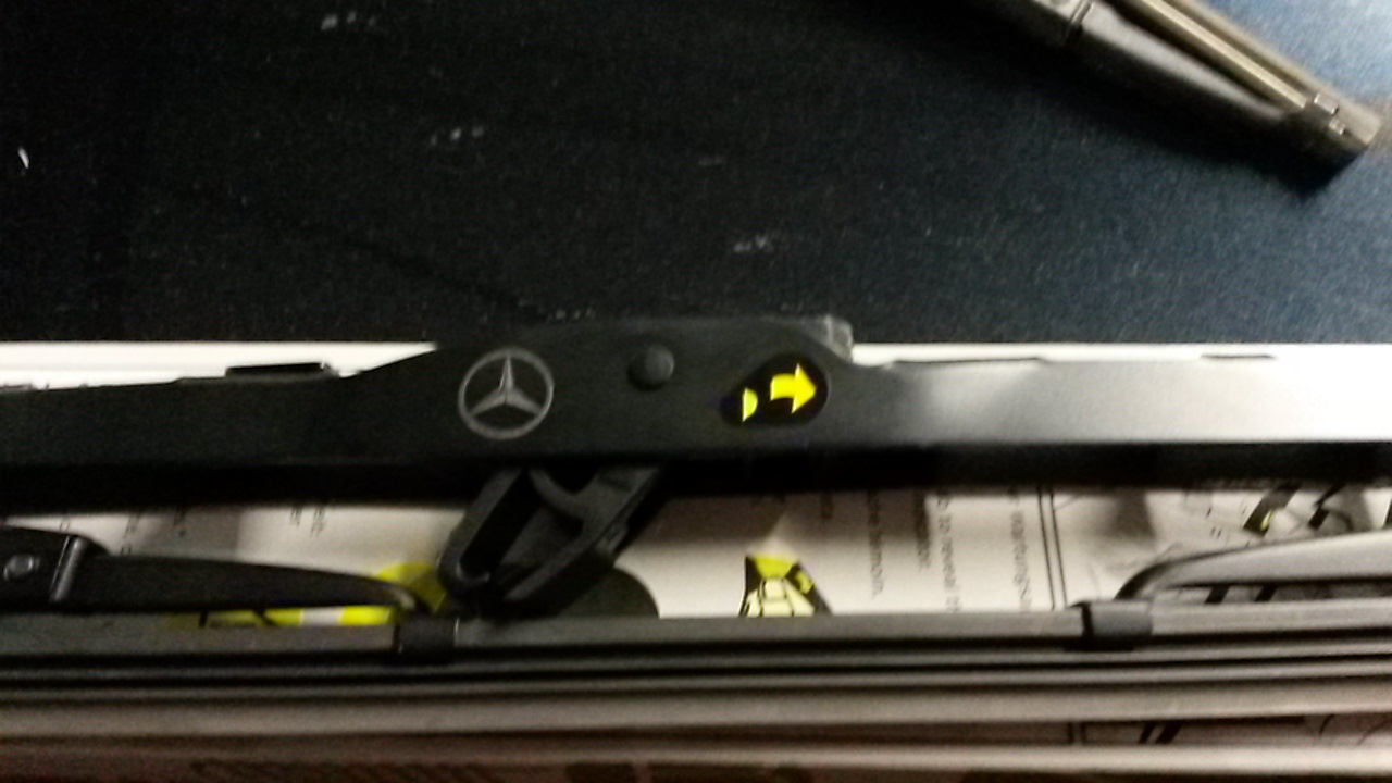 Замена щетки стеклоочистителя. — Mercedes-Benz E-Class (W210), 3,2 л ...