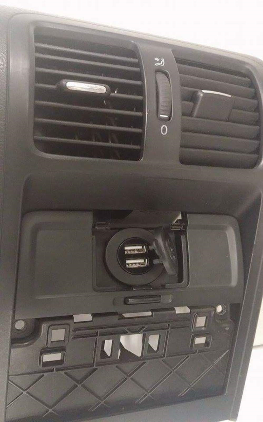 5V UsB :) — Volkswagen Passat B6, 2 л, 2006 года | аксессуары | DRIVE2