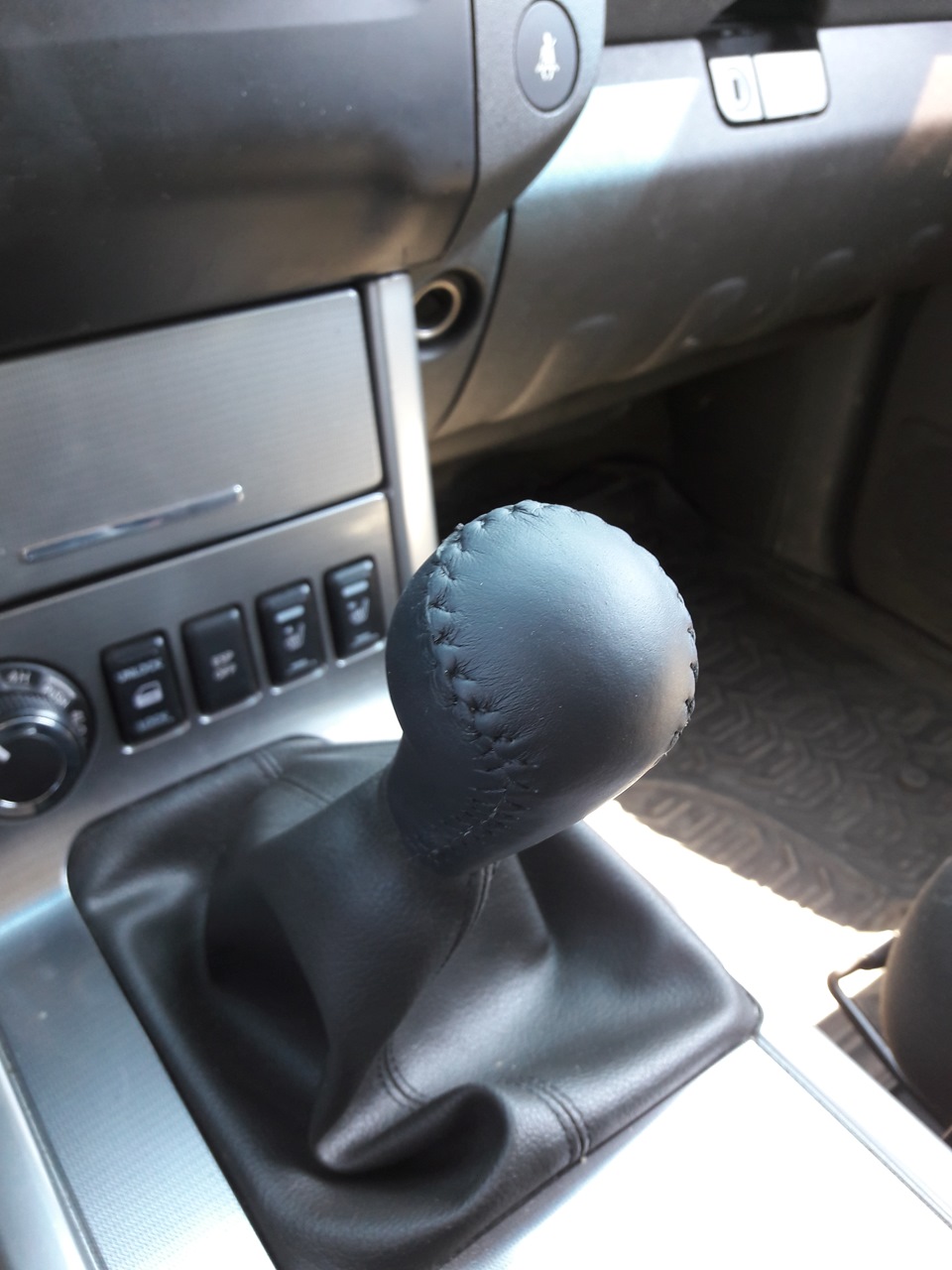 Перетянул кожей наппа ручку МКПП — Nissan Pathfinder (3G), 2,5 л, 2010 ...
