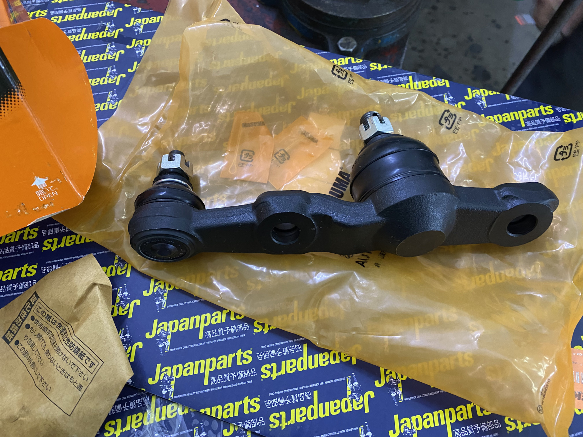 Стойки задние и шаровая правая нижняя — Lexus IS II, 3,5 л, 2006 года ...