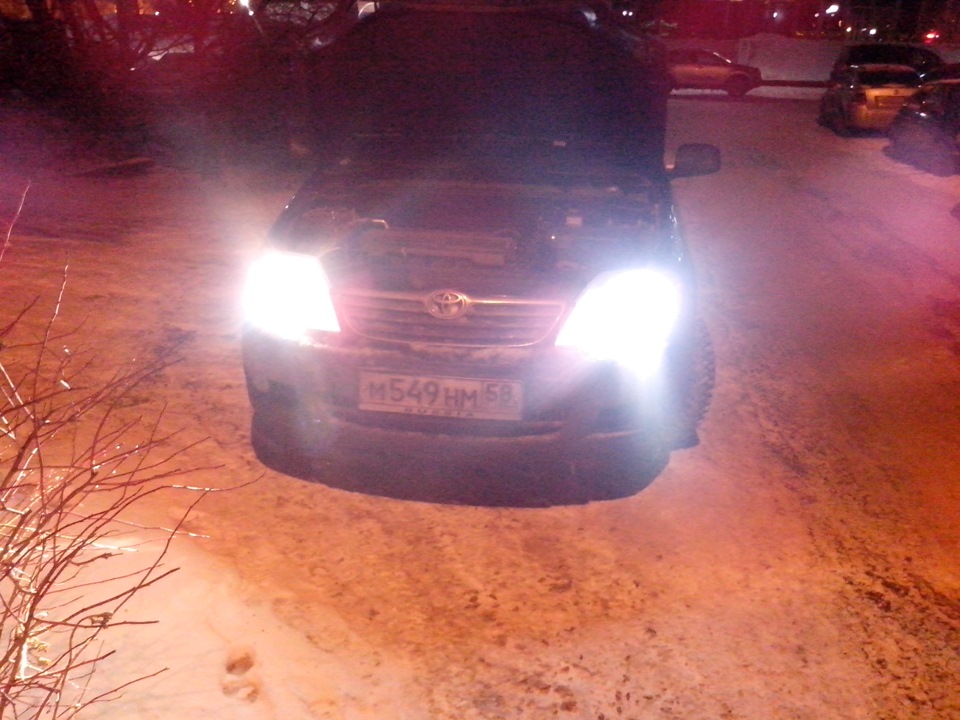 Замена ламп головного освещения. — Toyota Corolla (120), 1,4 л, 2006 ...
