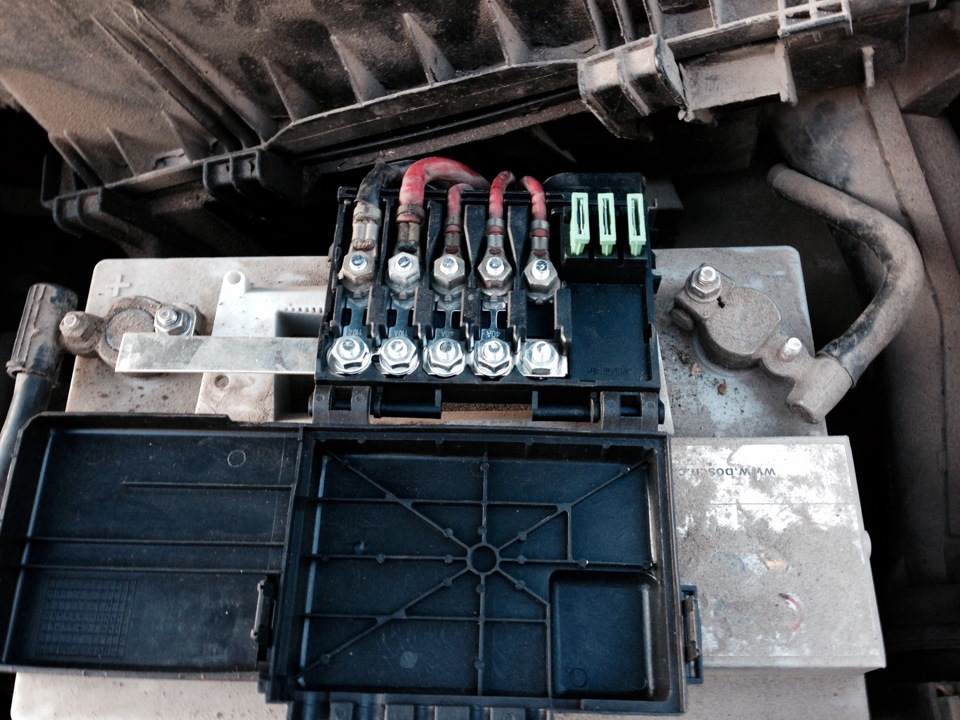 Колодка контактная с предохранителями — Volkswagen Golf Mk4, 2 л, 2000 ...