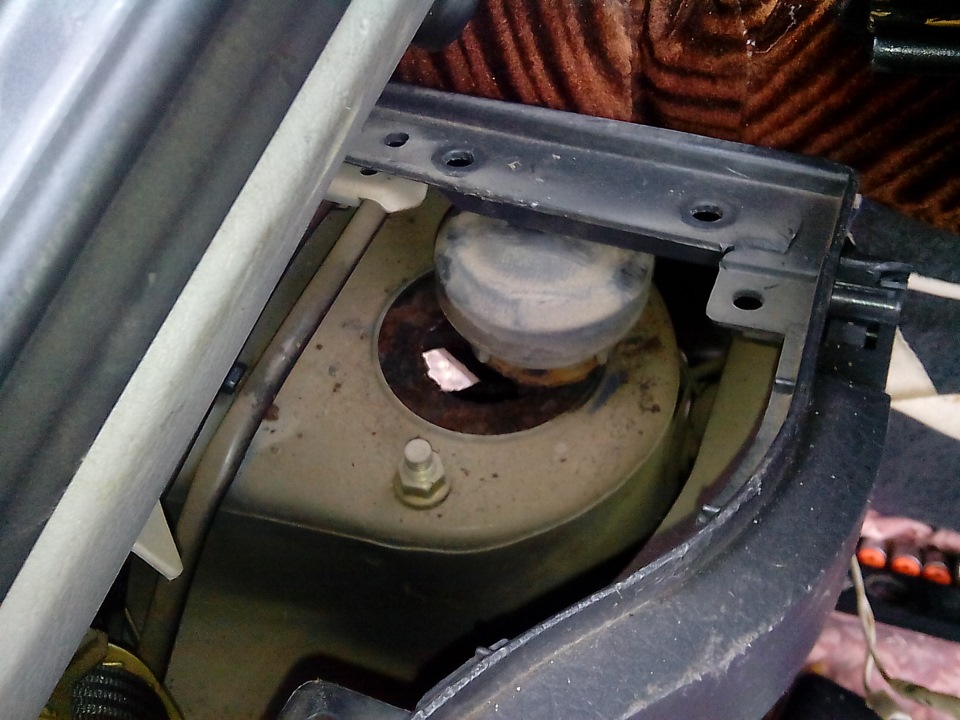 Проломалась опора задней стойки. — Mazda 323 IV, 1,6 л, 1993 года ...