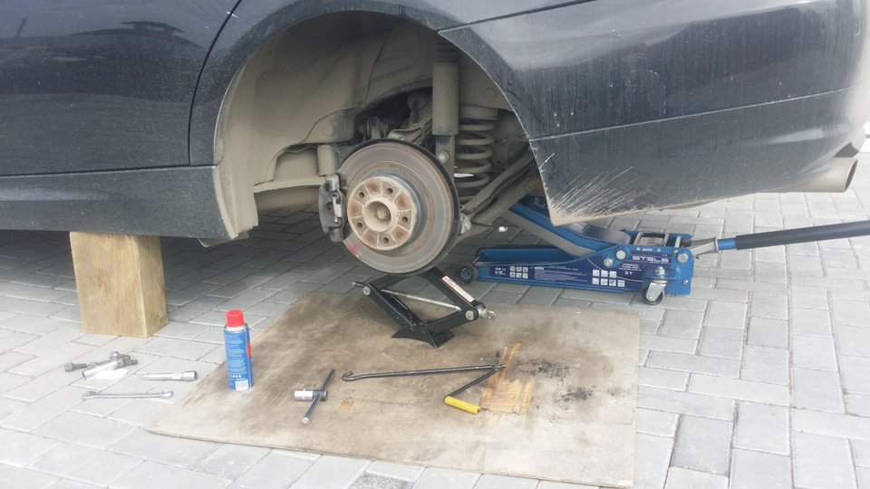 Замена нижней опоры задней левой стойки амортизатора — BMW 3 series ...