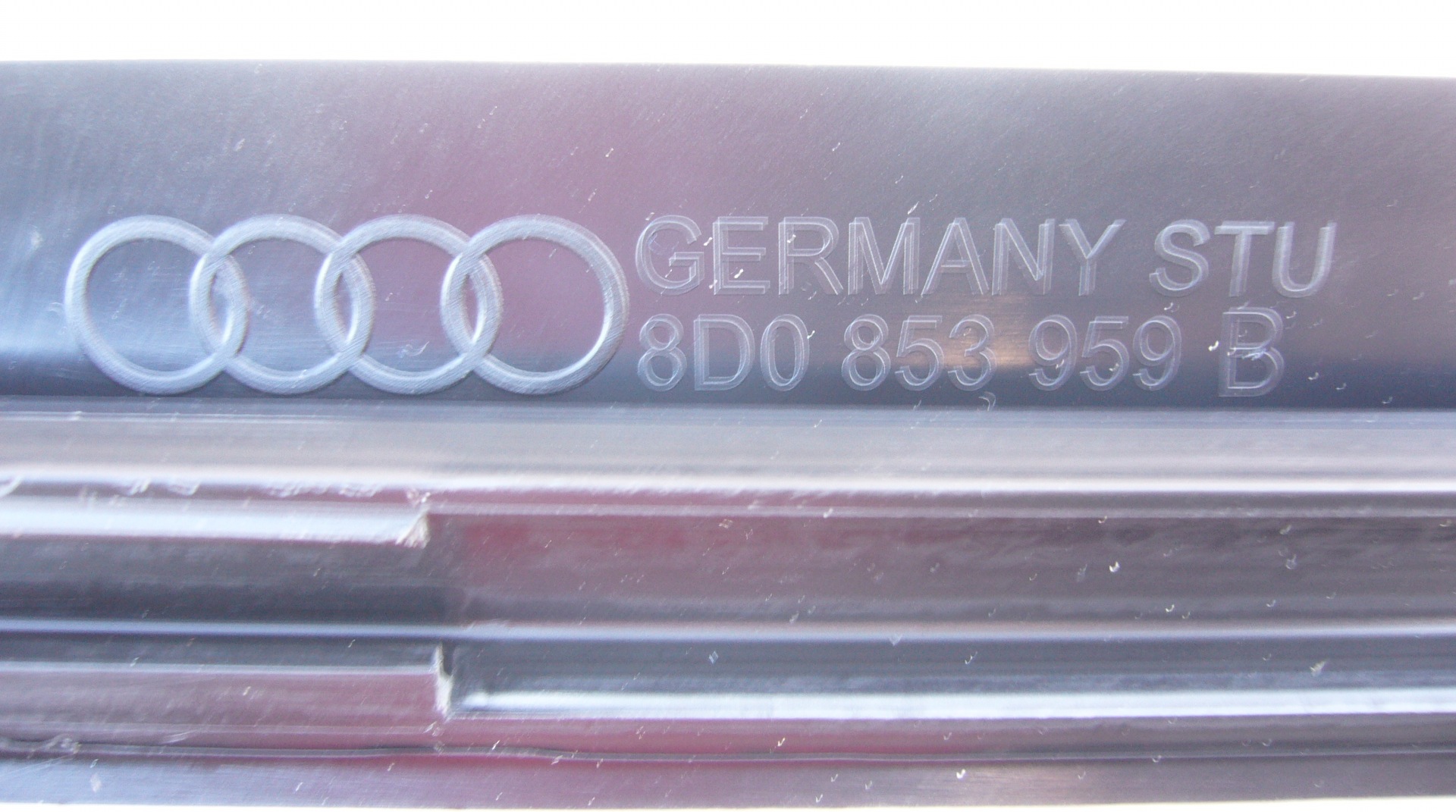 8D0853959B Молдинг передней левой двери Audi A4 VAG | Запчасти на DRIVE2