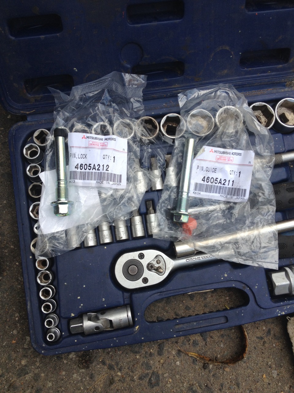 Замена направляющих заднего суппорта. — Mitsubishi Lancer X, 1,8 л ...