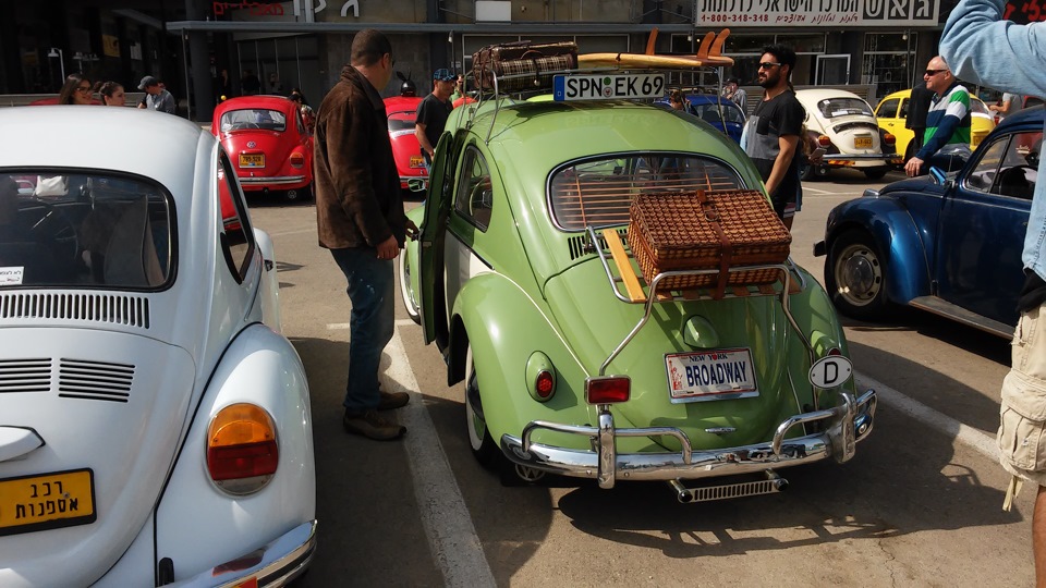 Шикарно отреставрированный VW Beetle. 2015 VW old timers event (3) — Toyota Corolla (160), 1,6 л ...