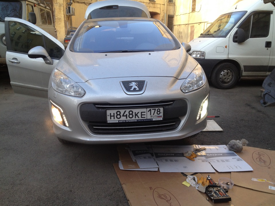 Хромированная решетка радиатора — Peugeot 308 (1G), 1,6 л, 2012 года ...