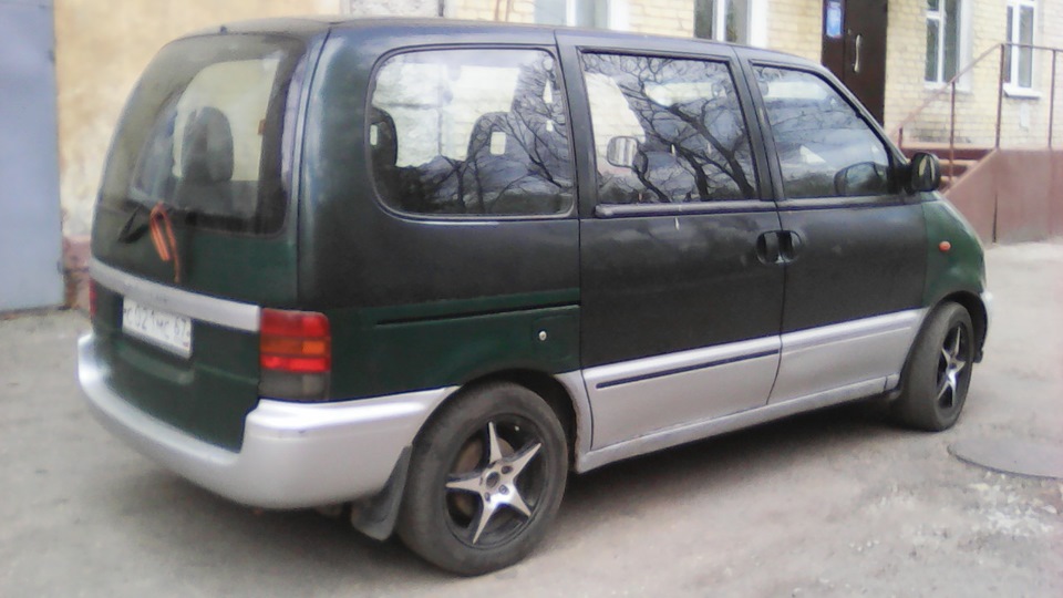 Установка передних подкрылок — Nissan Serena Mk I (C23), 1,6 л, 1999 ...