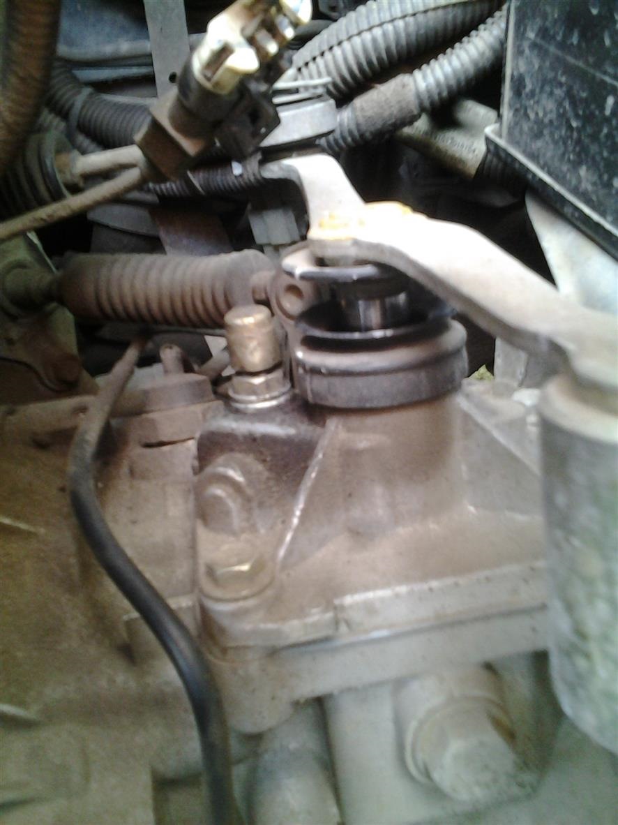 Замена пыльника и сальника штока КПП — Geely MK Cross, 1,5 л, 2012 года ...