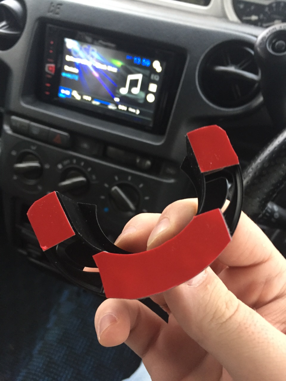 Держатель крышки бензобака — Toyota bB (1G), 1,5 л, 2001 года | аксессуары | DRIVE2