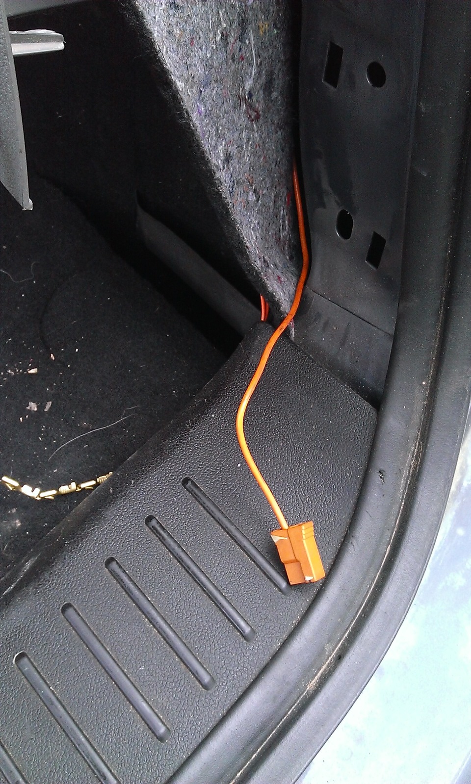 Установка доп розетки в багажник — Ford Focus Hatchback II, 1,6 л, 2008 ...