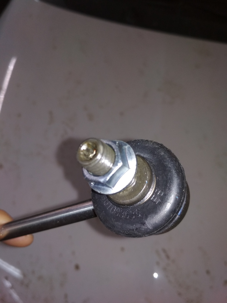 Замена правой стойки стабилизатора — 2546302 LEMFORDER. — Skoda Fabia ...