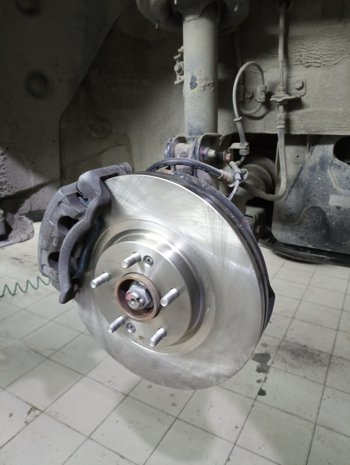 #2 Замена колодок и дисков тормозных. — Hyundai Santa Fe (3G), 2,4 л ...