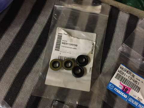 WE0113H51 ПРОКЛАДКА ФОРСУНКИ / WASHER NOZZLE Mazda | Запчасти на DRIVE2
