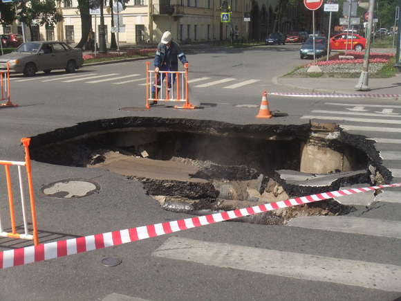 На Садовнической набережной в Москве из за провала грунта перекрыли