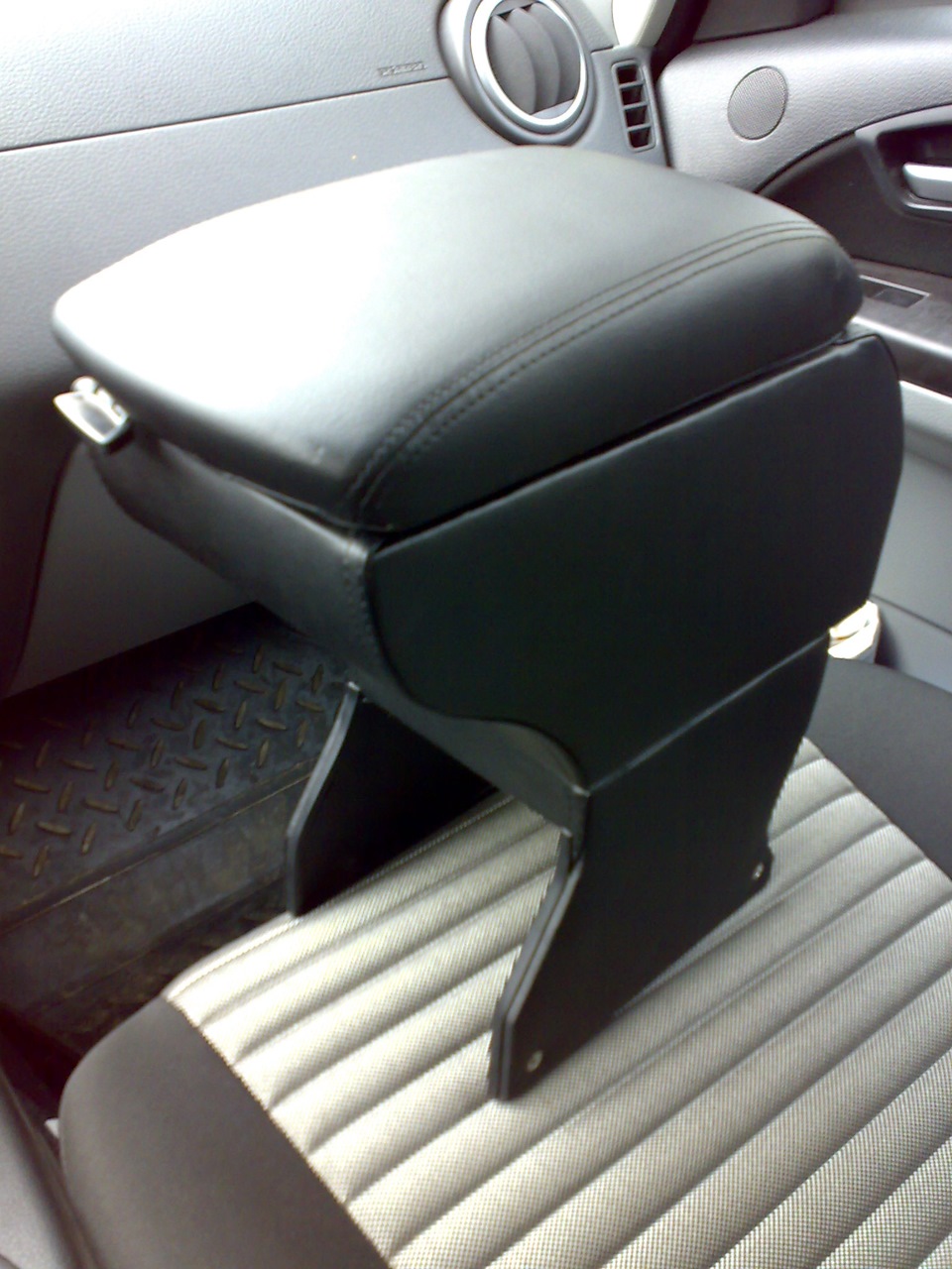 Подлокотник — Suzuki SX4 (1G), 1,6 л, 2012 года | аксессуары | DRIVE2