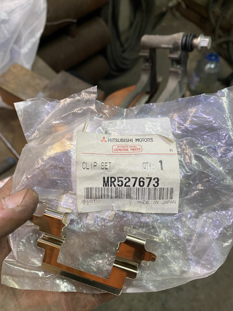 MR527673 Монтажный комплект тормозных колодок. Передняя ось Mitsubishi ...