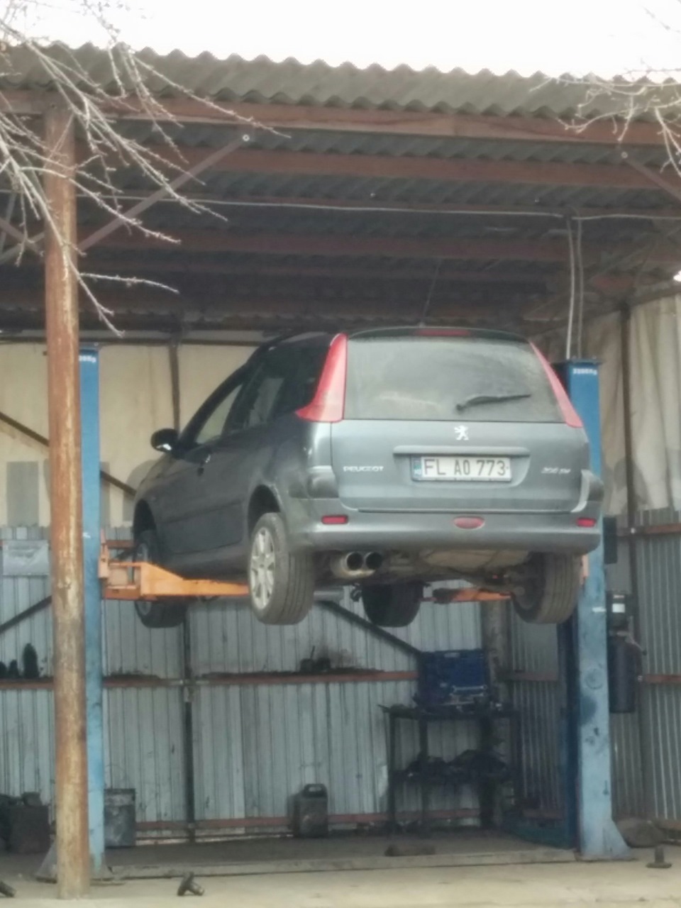 заднийе фтулки армотизатора — Peugeot 206, 1,4 л, 2005 года ...