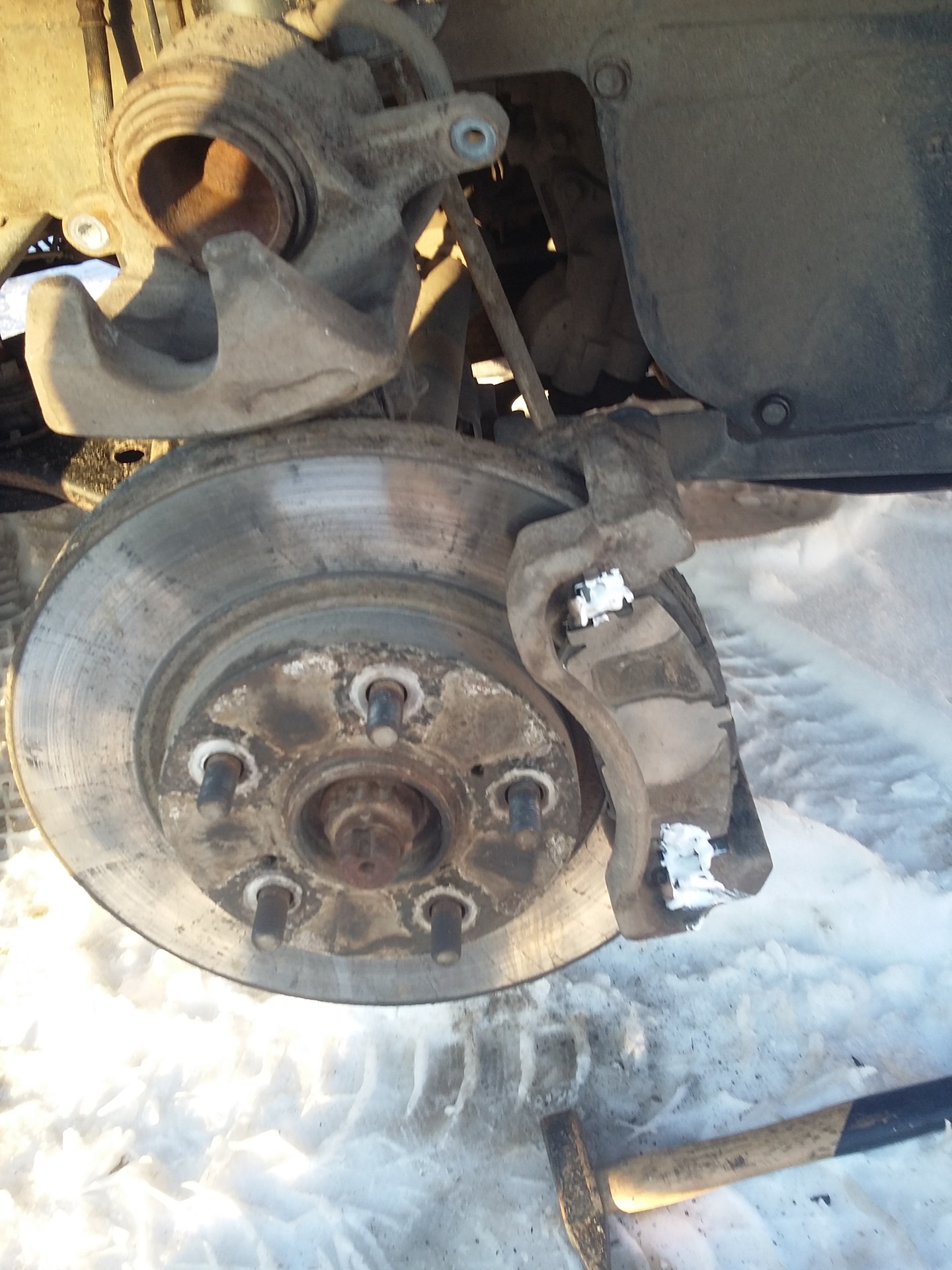 Замена направляющих переднего супорта — Toyota Corolla (140/150), 1,6 л ...