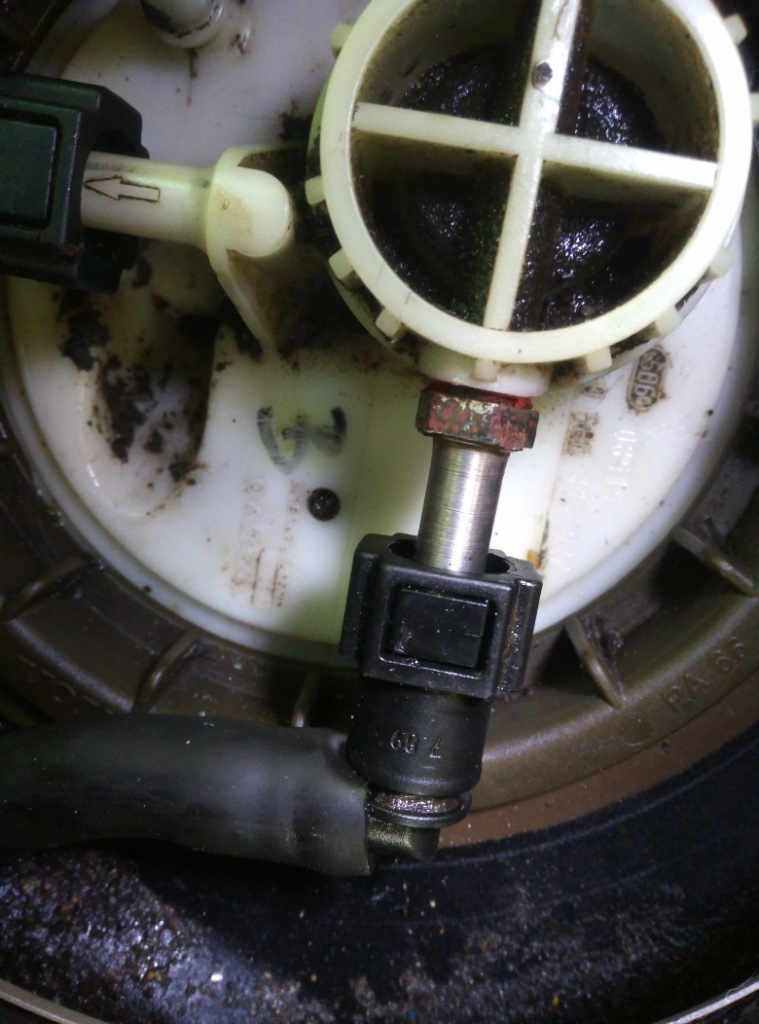 Штуцер топливного насоса. — Volvo V70 II, 2,5 л, 2000 года | своими ...