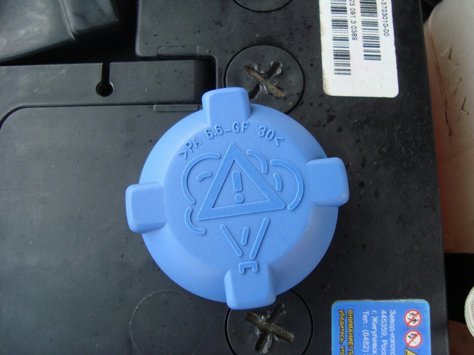 Замена расширительного бачка — ЗАЗ 1103, 1,2 л, 2007 года | запчасти ...