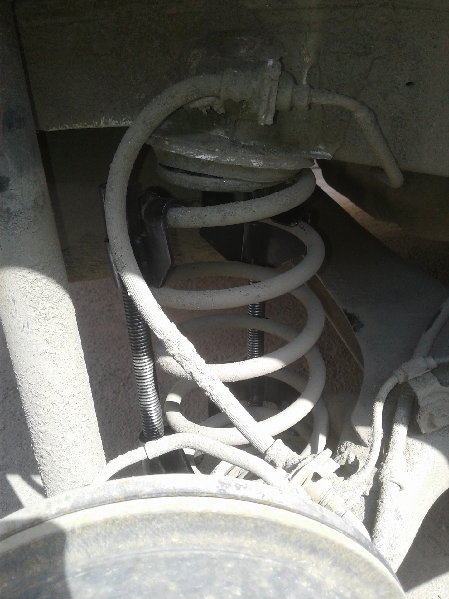 Профилактика задних пружин — Toyota Vitz (10), 1 л., 2002 года | своими ...