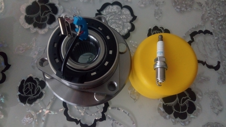 Замена ступицы и свечей. Масло на катушке? У новой ступицы другая ...