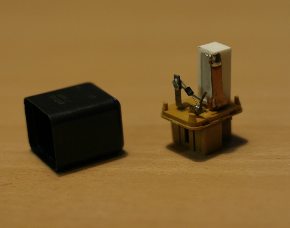 День 015 — исследуем alternator relay MD113566 — Mitsubishi Pajero (2G ...