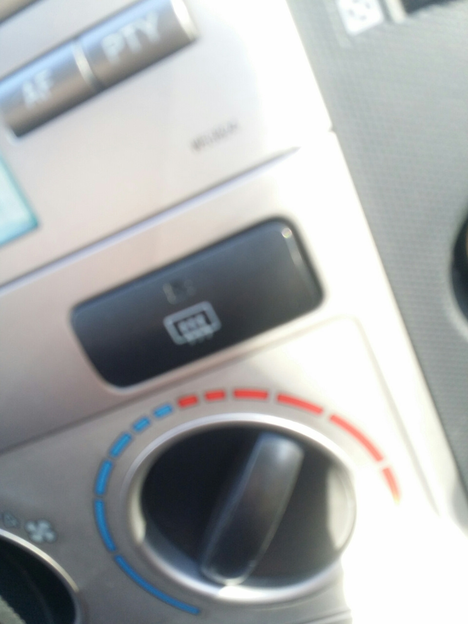 Замена лампочки кнопки обогрева зад стекла — Toyota Corolla Verso, 1,8 ...